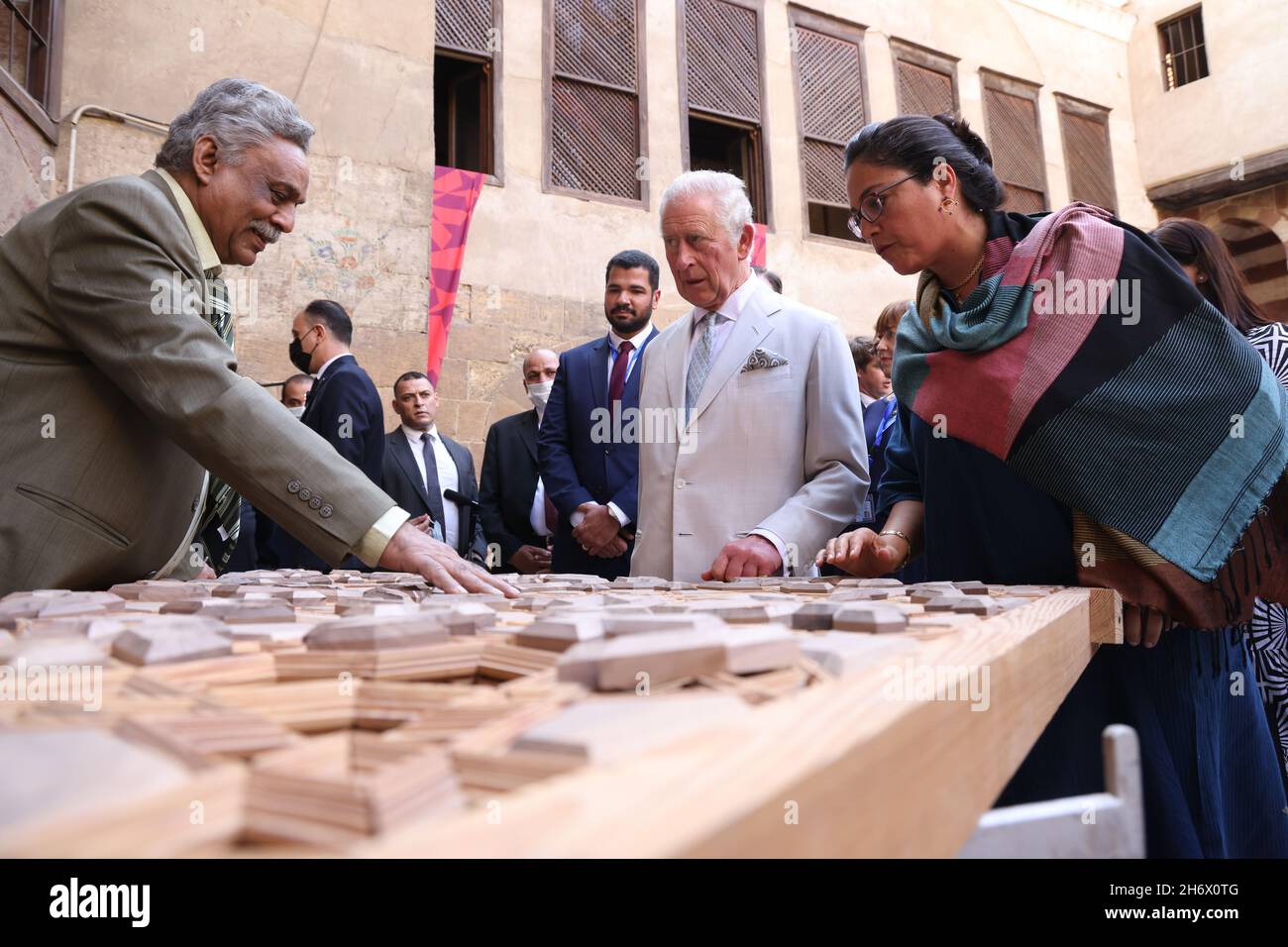 Le Prince de Galles (au centre) visite Beit al-Razzaz, un atelier d ...