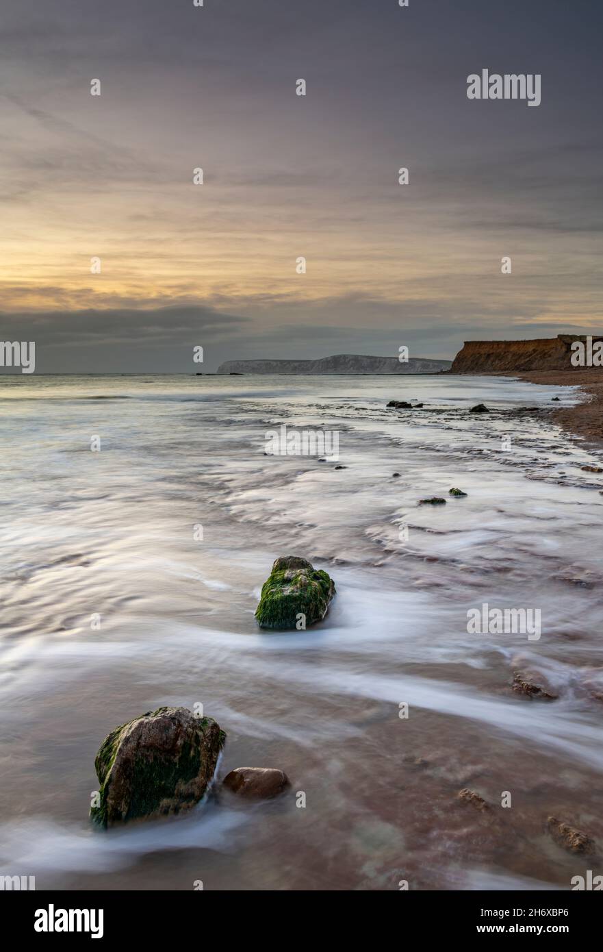 baie de compton, île de wight au coucher du soleil, rochers et vagues ...