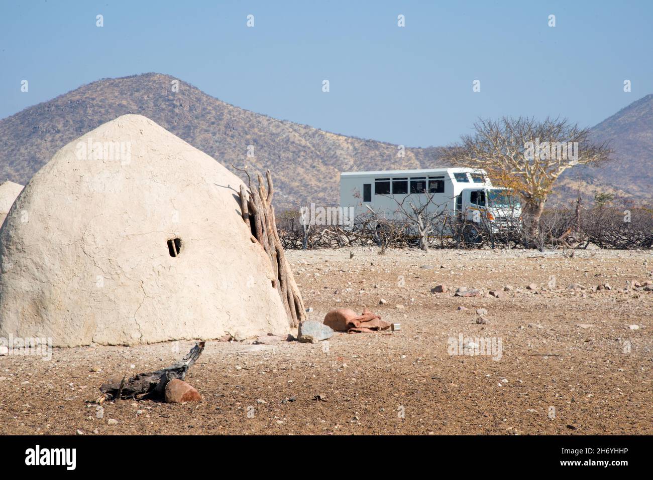 Himba femmes et une touriste Banque de photographies et d’images à ...