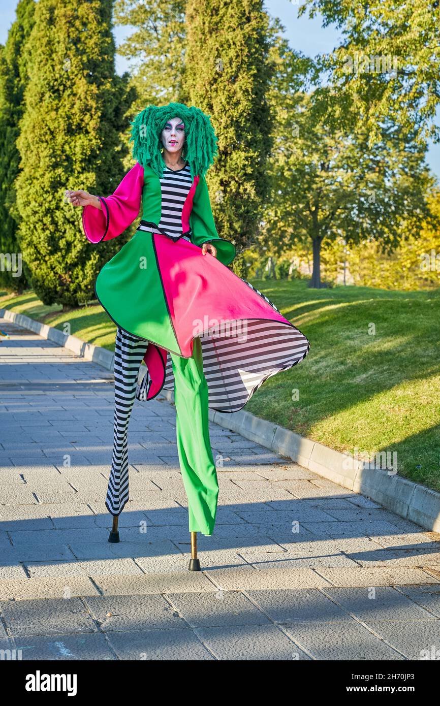 Clown féminin pleine longueur avec visage peint en costume drôle et ...