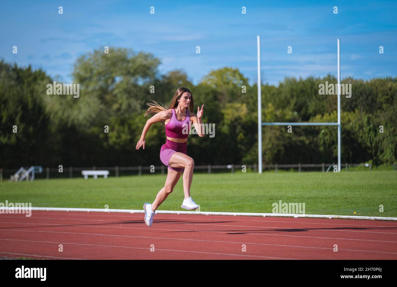 Athlète modèle fille qui court sur la piste de course Photo Stock - Alamy
