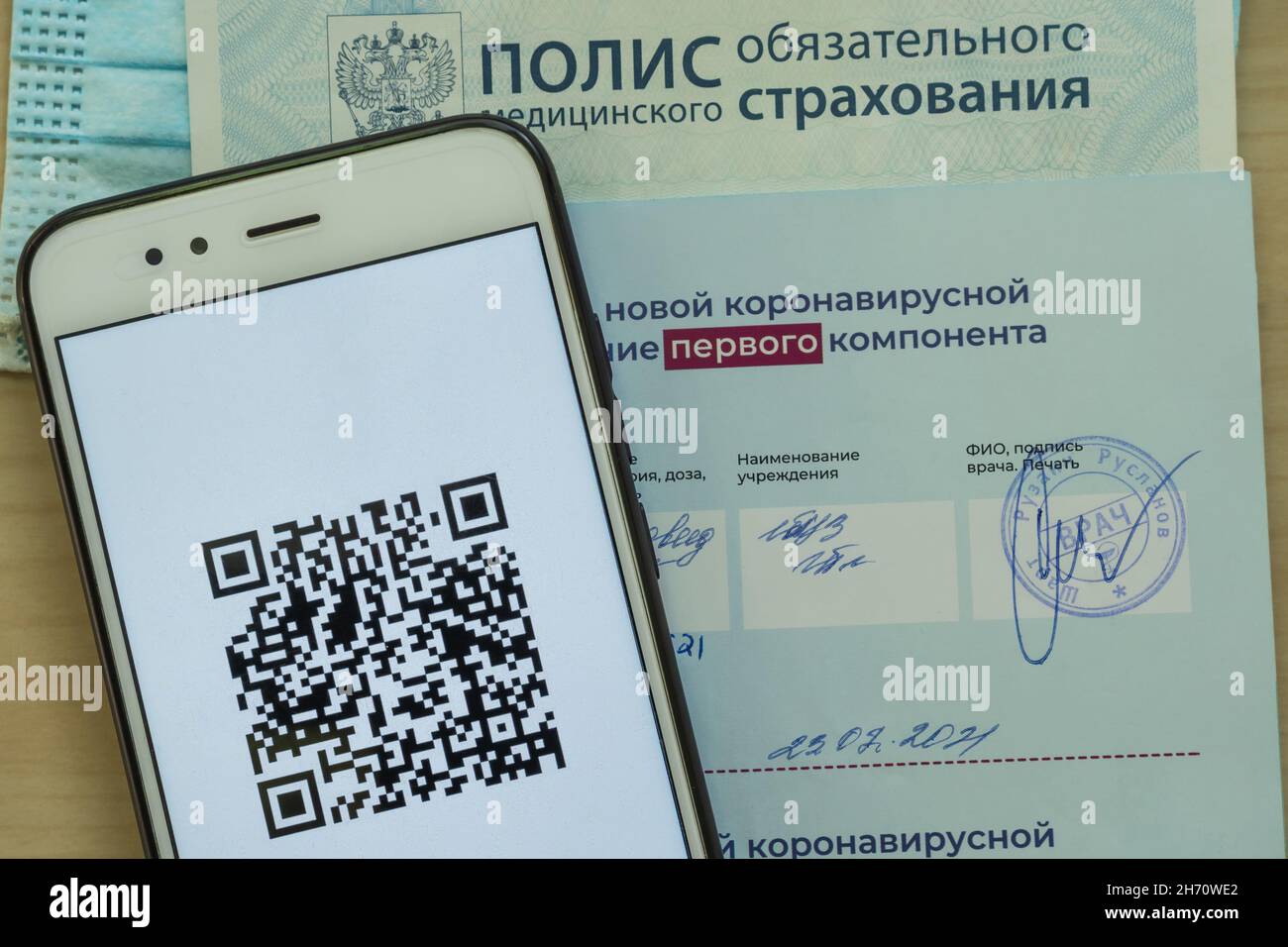 Un smartphone avec un code QR à l'écran se trouve sur le certificat de ...