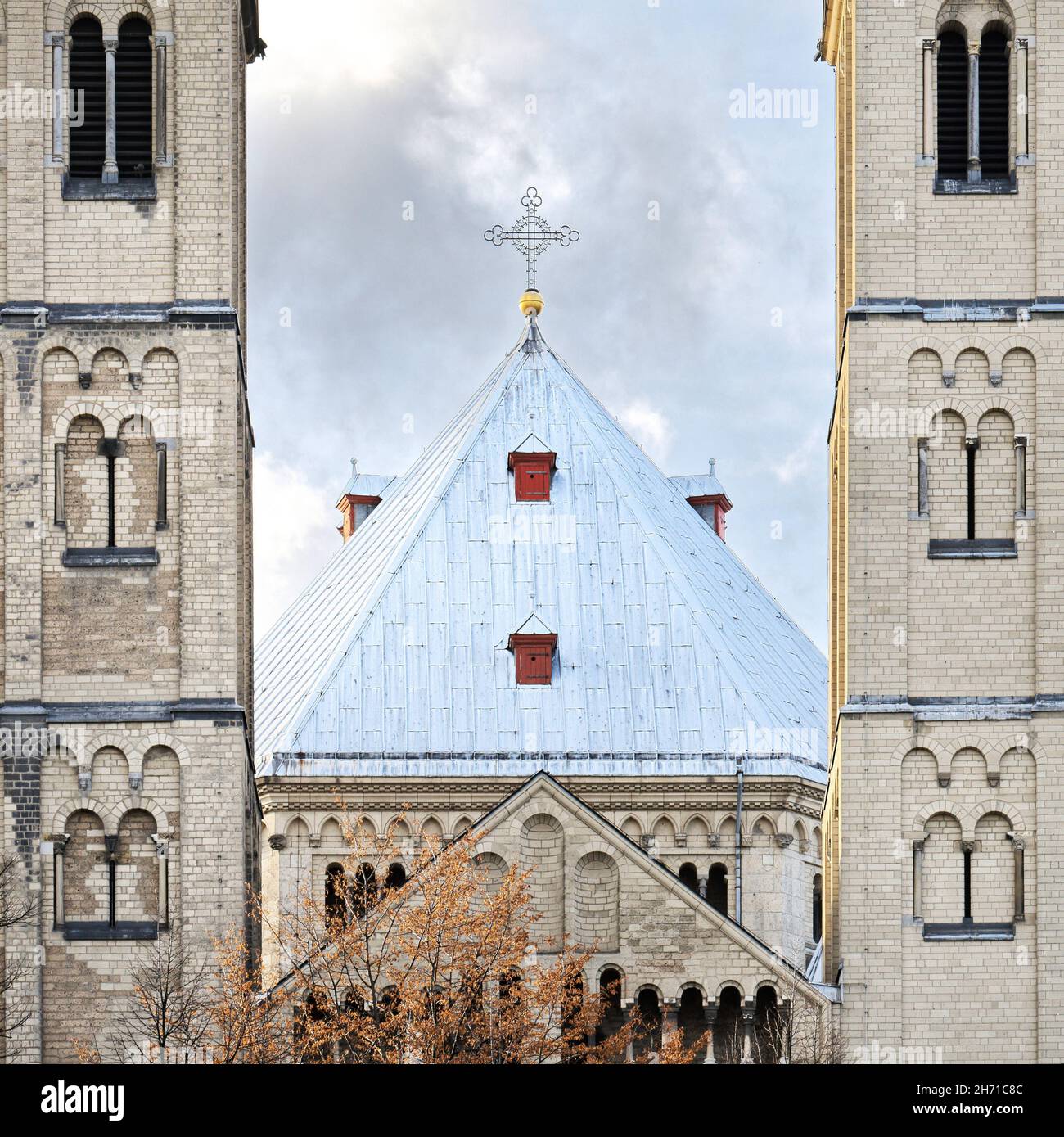 Vue à travers les deux tours jusqu'au décagonais de la basilique romane ...