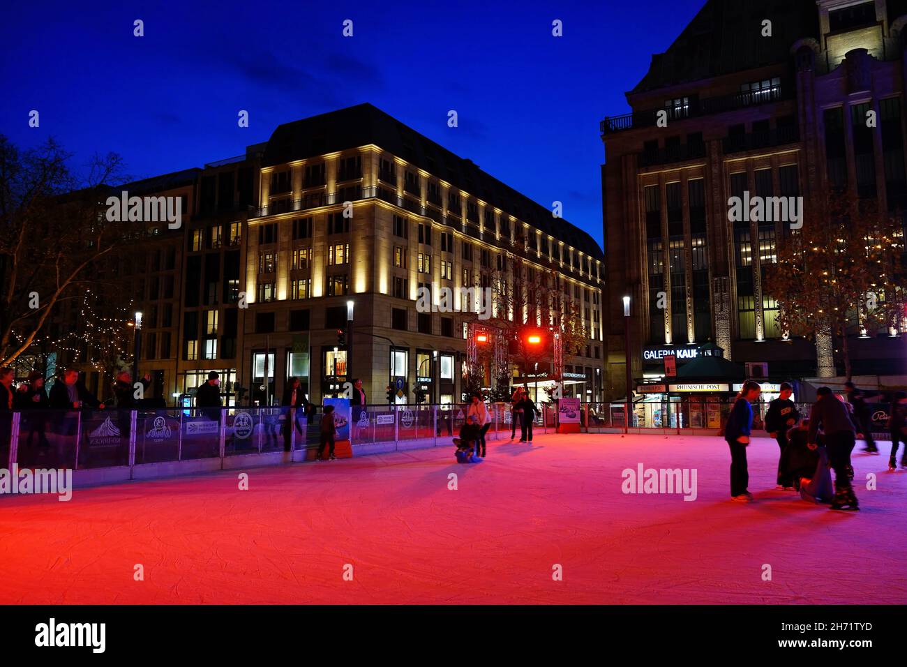 Ice skating christmas market Banque de photographies et d’images à ...