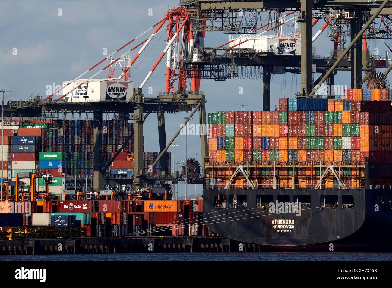 Stacked shipping containers Banque de photographies et d’images à haute résolution - Alamy