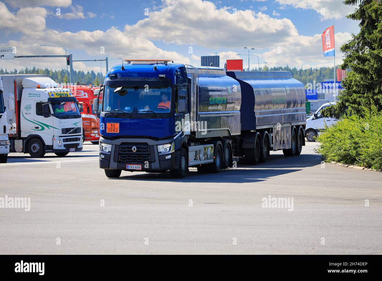 Blue Renault Trucks T Tanker L&T transporte de la pyraclostrobine, un ...