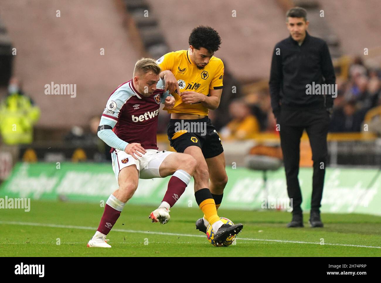 Jarrod Bowen (à gauche) de West Ham United et Rayan ait-Nouri de ...