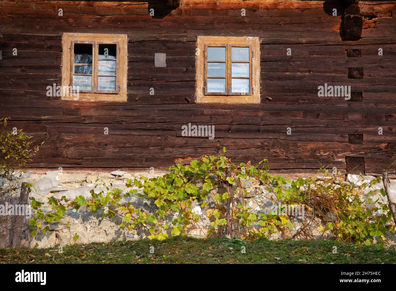 joint à chevrons, joints de charpentier traditionnels, bois brun au coin de la maison en bois ...