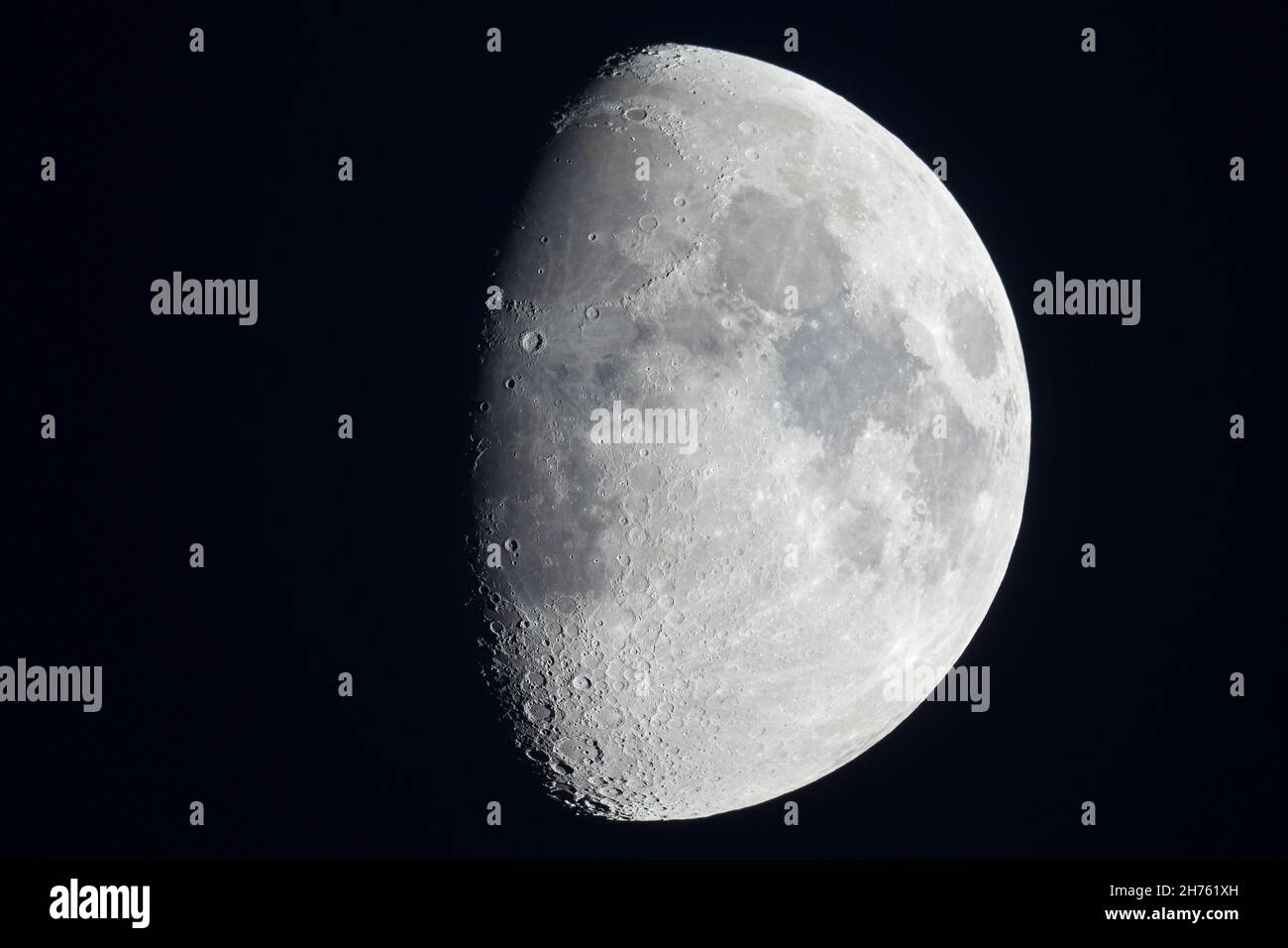 Lune gibbeuse Banque de photographies et d’images à haute résolution ...