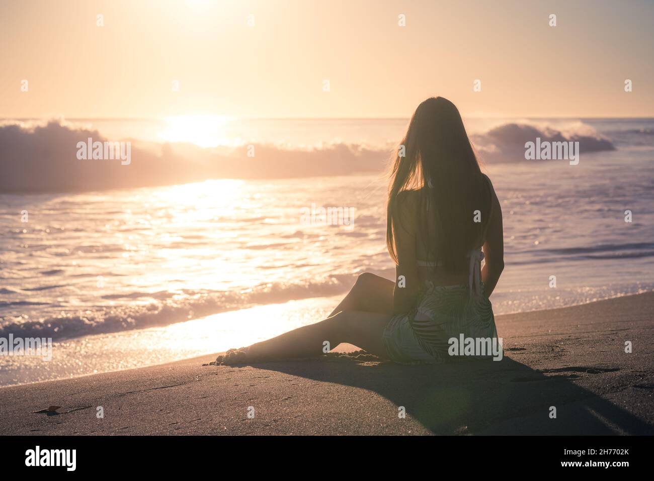 Jeune Femme Assise Sur La Plage Banque De Photographies Et Dimages à