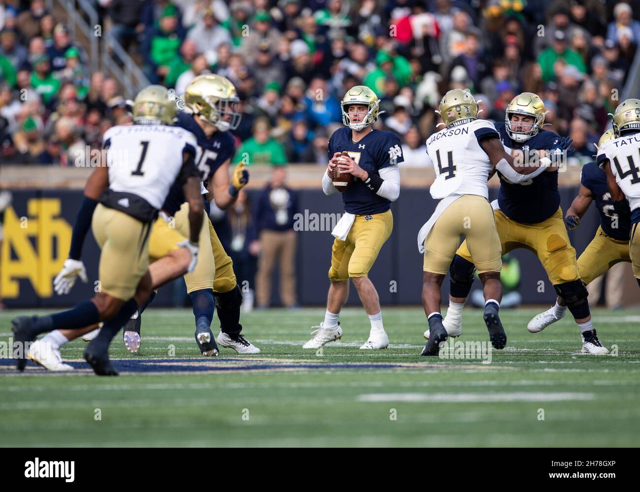 20 novembre 2021 : le quarterback de notre Dame Jack Coan (17) se met ...