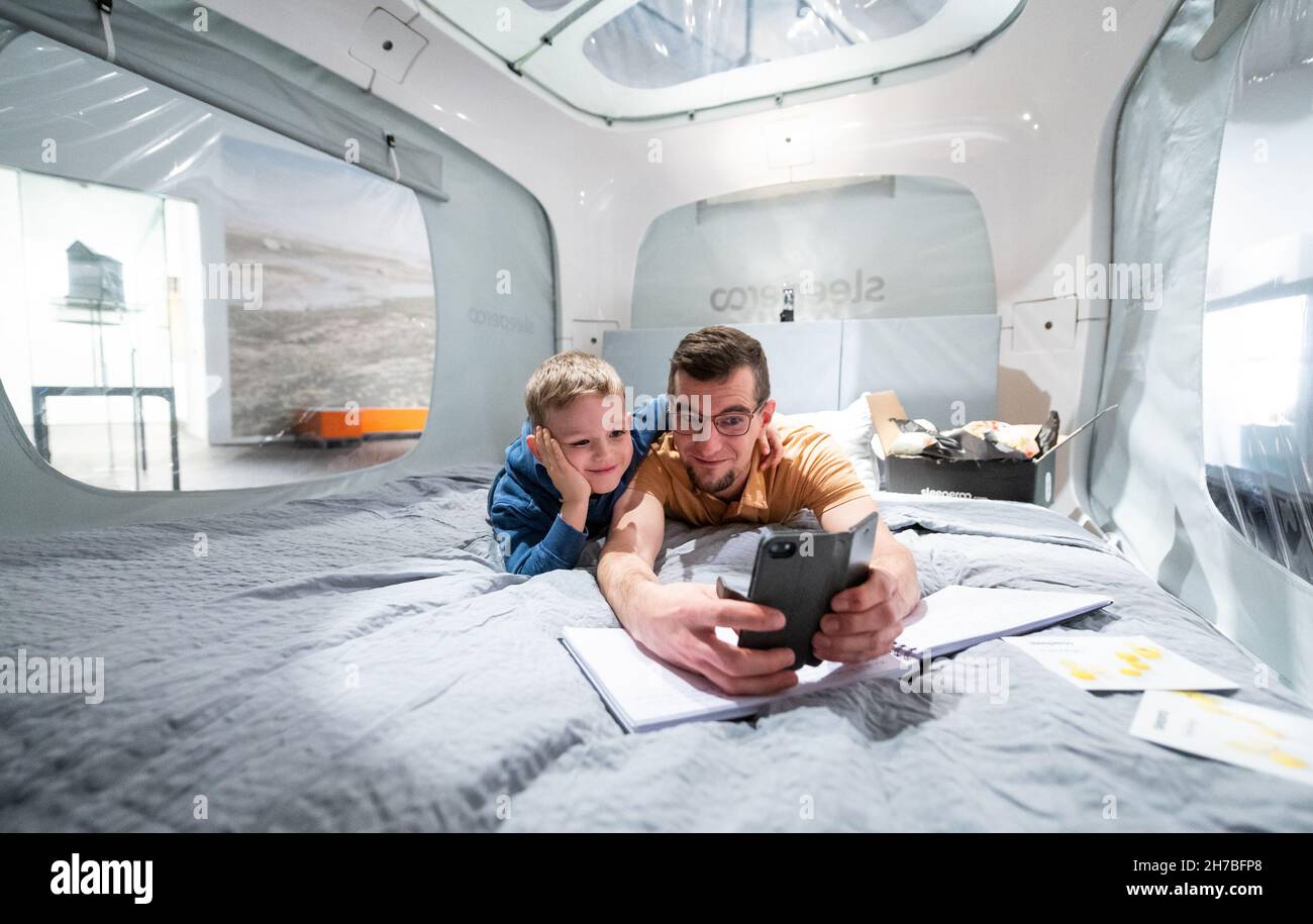 17 novembre 2021, Basse-Saxe, Lüneburg: Linus (l) et Benjamin Grund ...