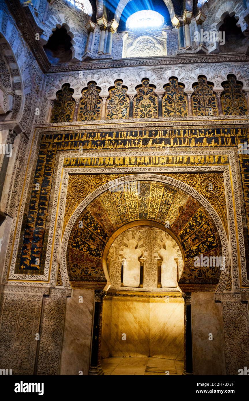 Mihrab décoré de mosaïques symbolisant la direction de la prière à la ...