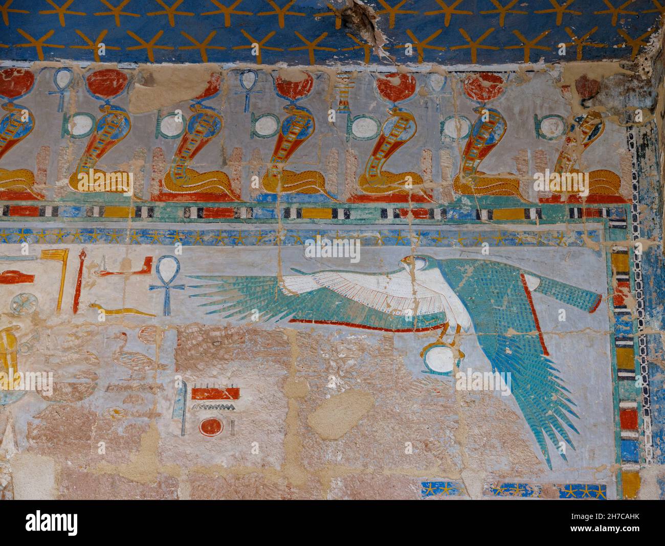 Peinture murale de Horus, dieu faucon, le temple de Hatshepsout, Louxor ...