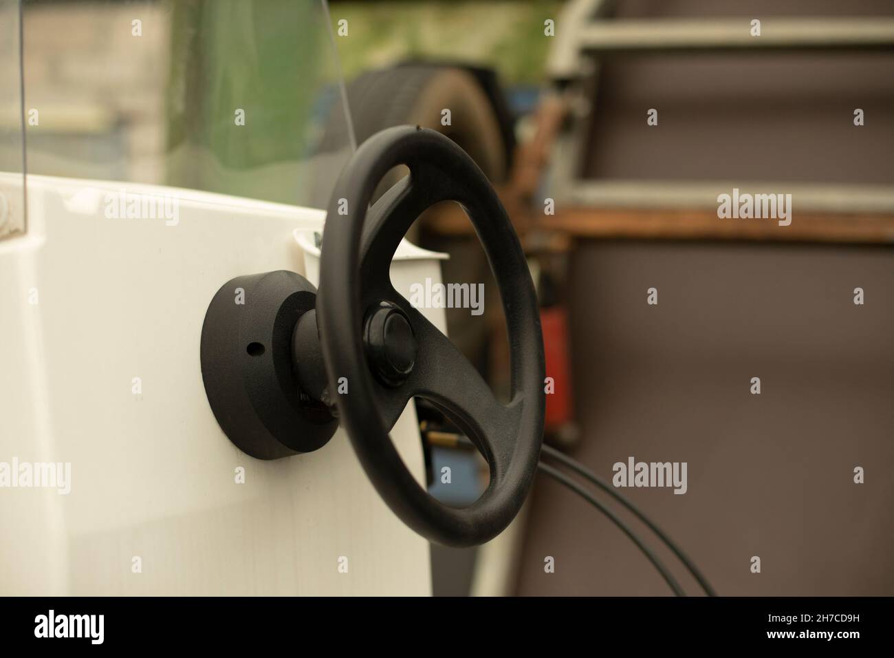 Le volant du bateau.Barre noire sur le bateau.Volant de direction du système de transport d'eau ...