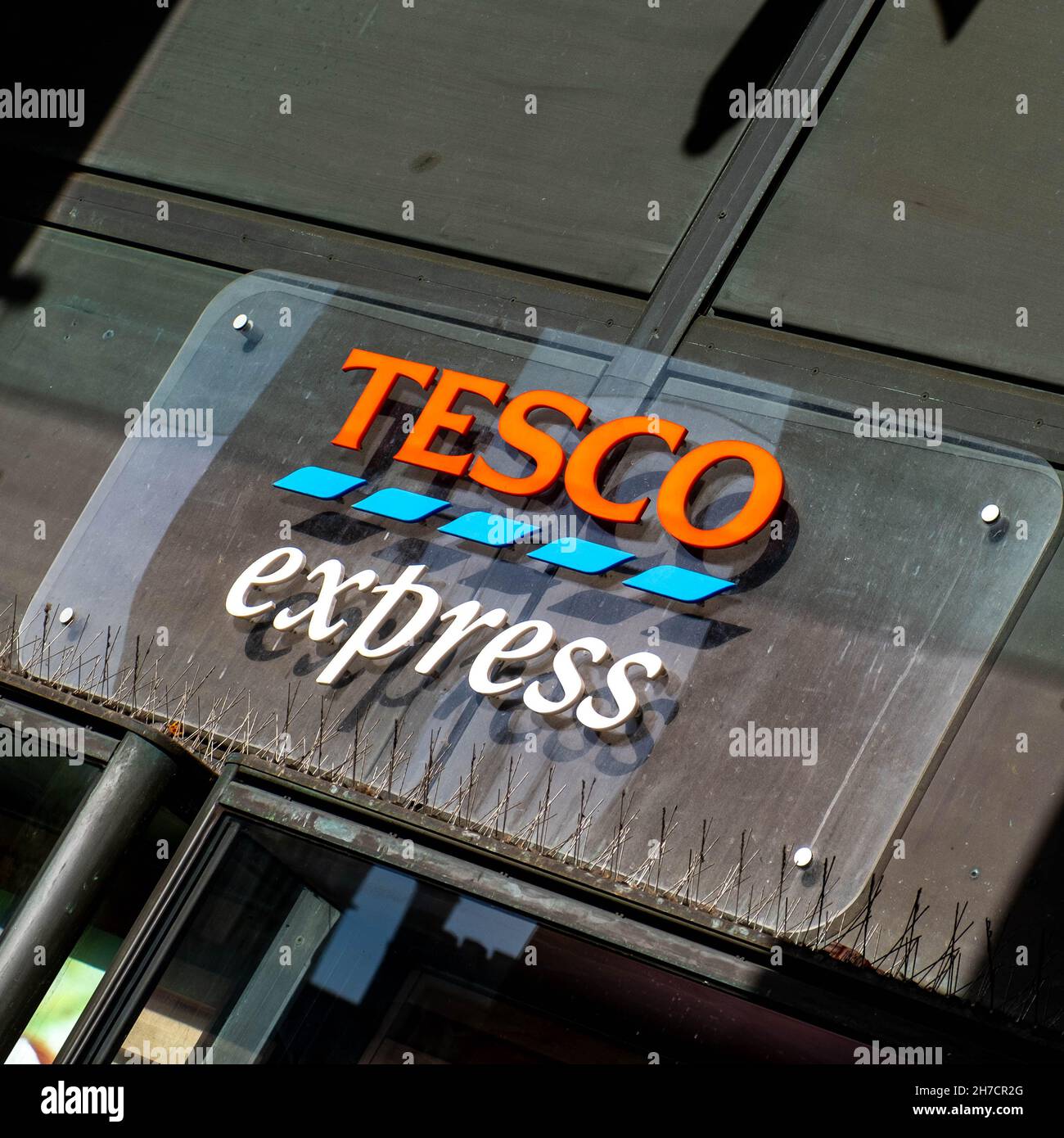 Tesco express supermarket Banque de photographies et d’images à haute ...