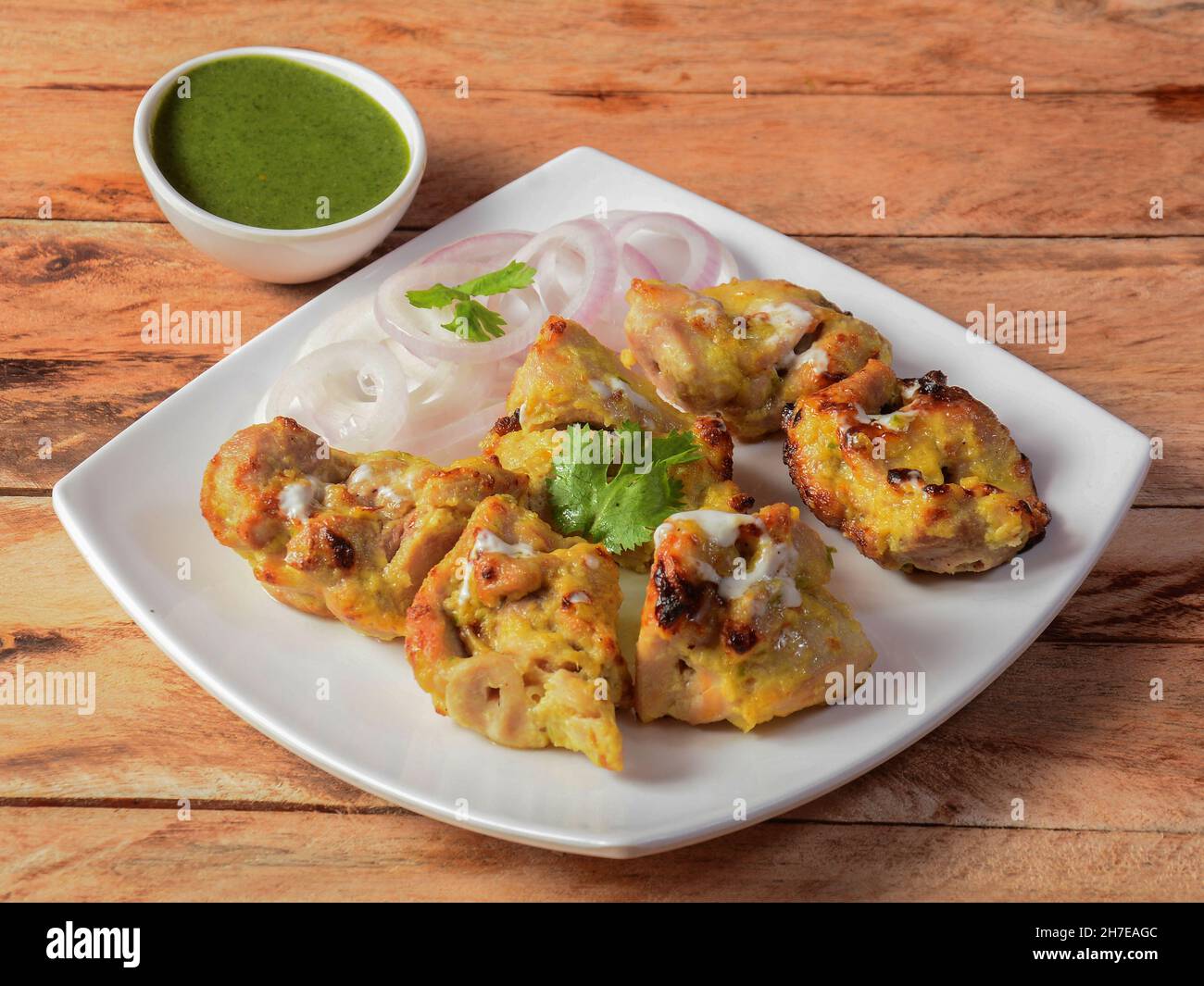 Assortiment de plats indiens poulet reshmi kebab servi sur fond de bois ...