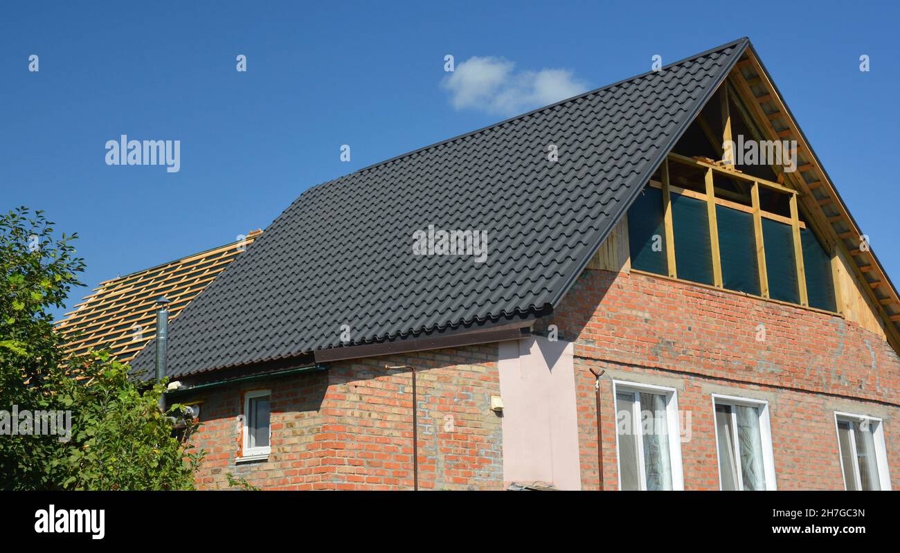 Construction de toitures.Une rénovation de maison en brique avec une ...