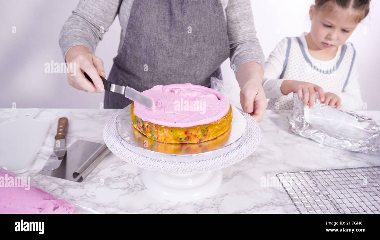 Étape par étape. Faire mousser les couches de gâteau de funketti ronds ...