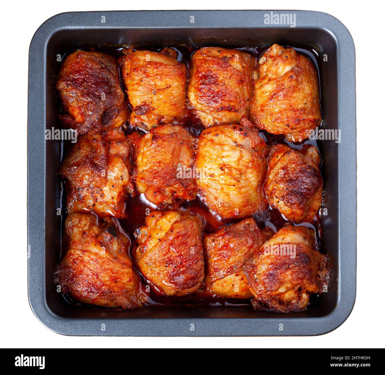 Cuisses de poulet rôties sur plaque de cuisson isolée sur fond blanc ...