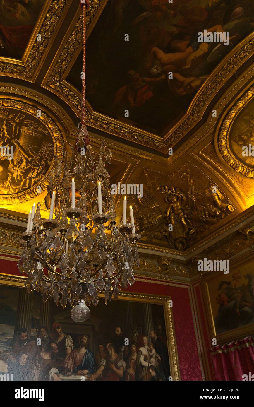 PARIS, FRANCE - 01 octobre 2019 : un cliché en petit angle de ...