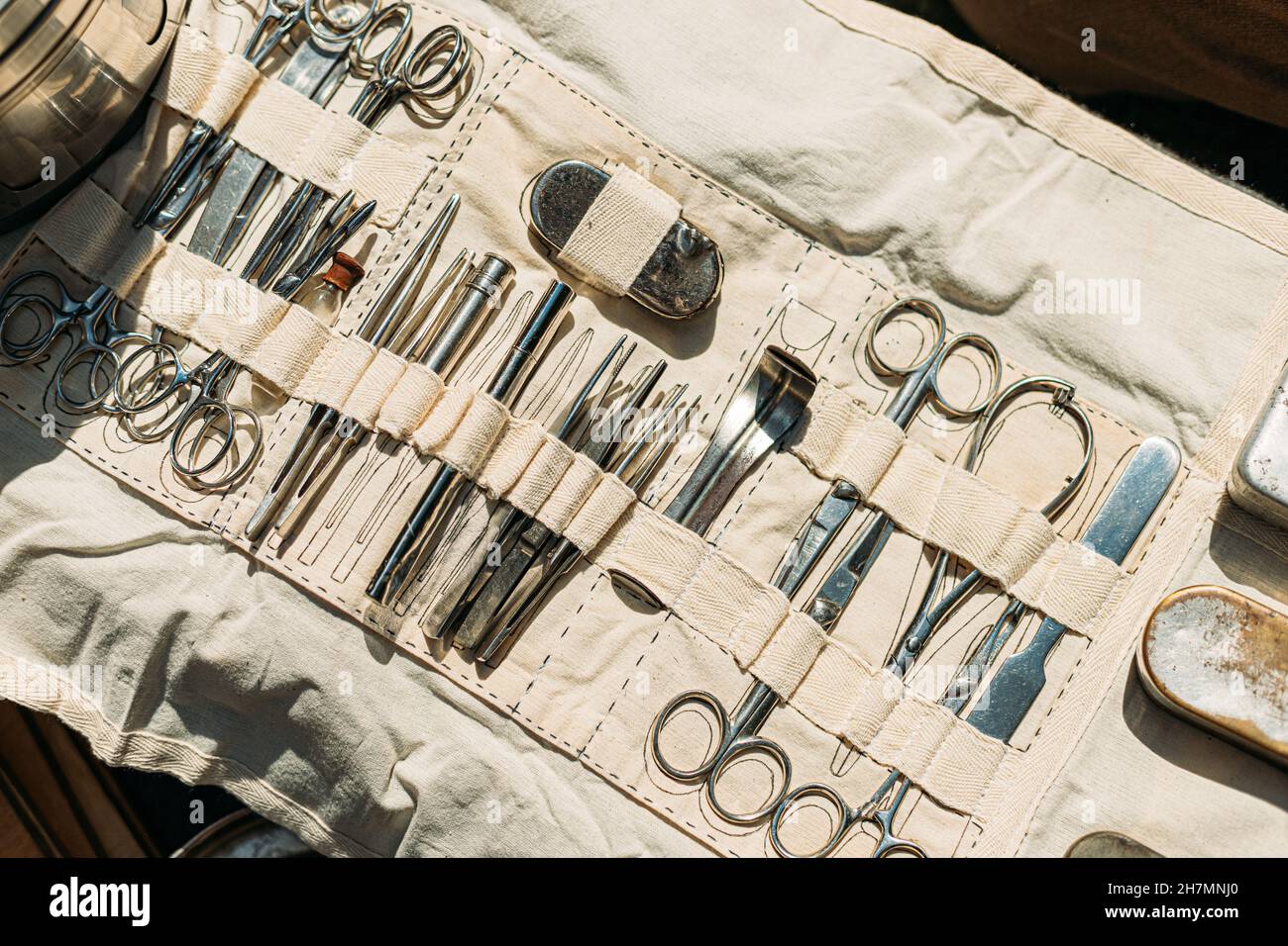 Anciens instruments médicaux et chirurgicaux. De nombreux instruments ...