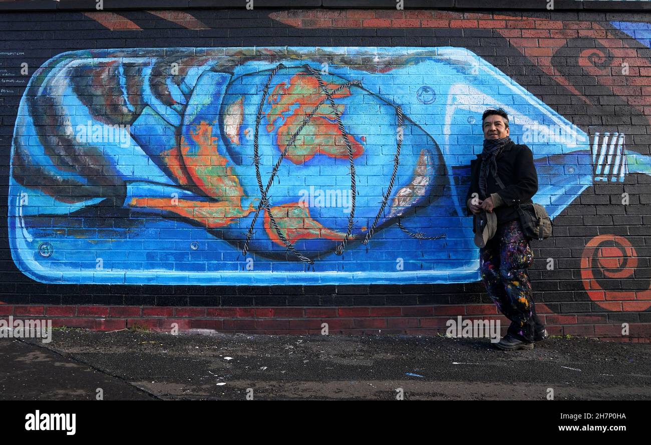Artiste et activiste mexicain, Gustavo Chavez Pavon, devant la fresque ...