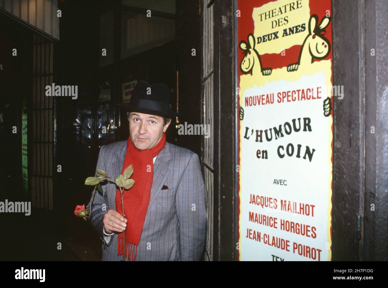 Jacques Mailhot devant le Théâtre des deux Ânes à Paris, qu'il dirige ...