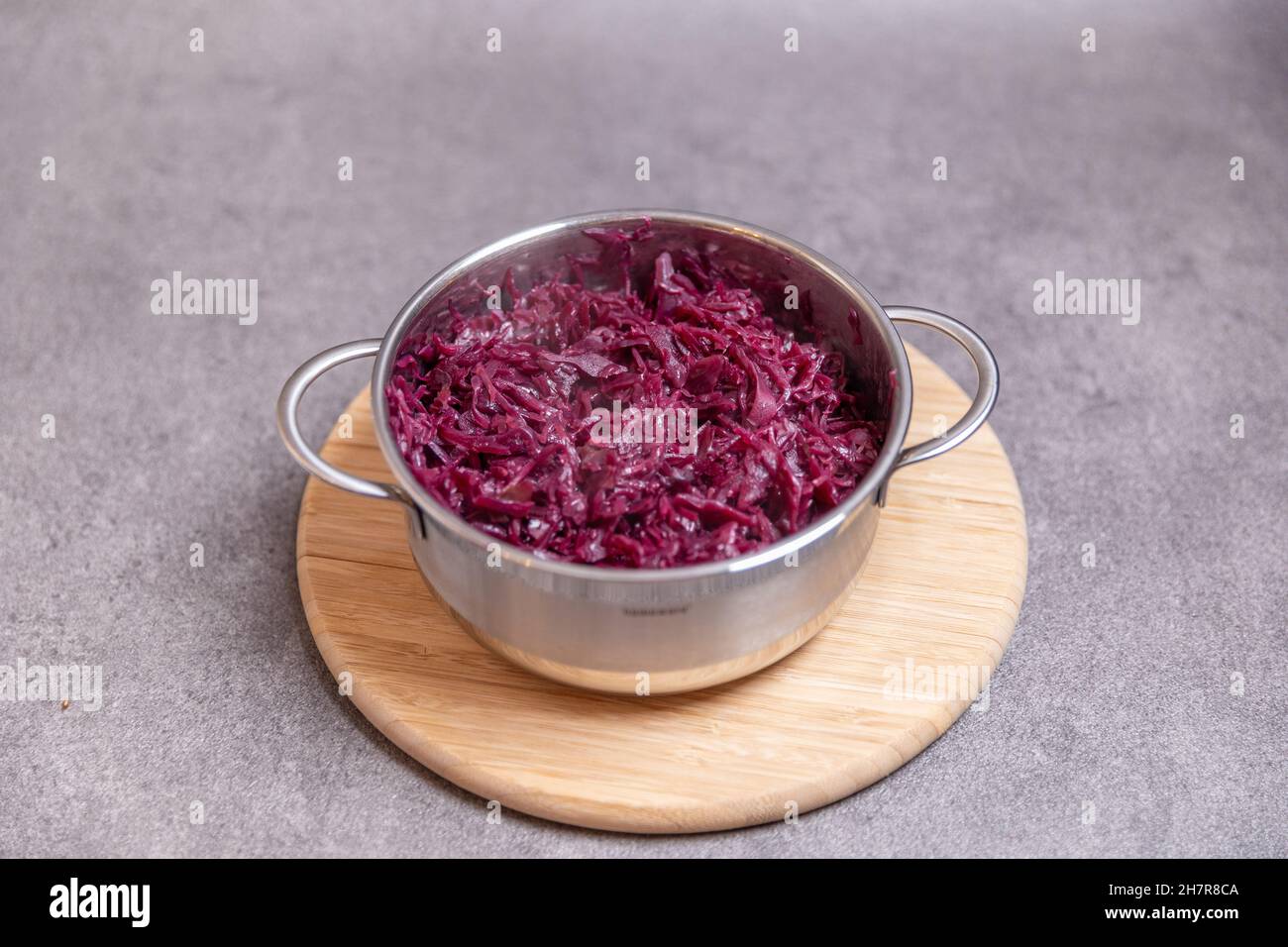 Faire cuire du chou rouge Banque de photographies et d’images à haute ...