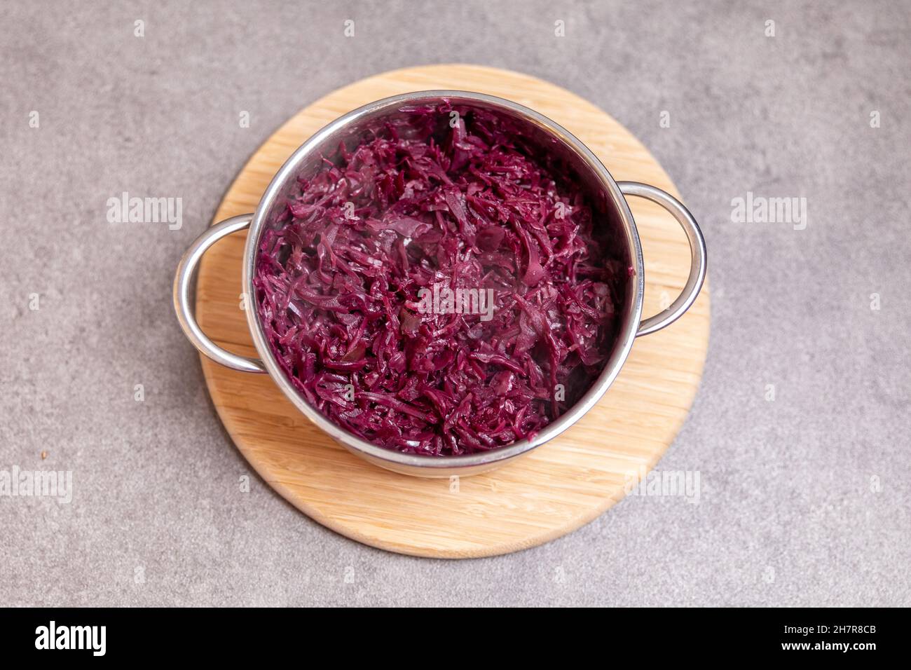 Faire cuire du chou rouge Banque de photographies et d’images à haute ...