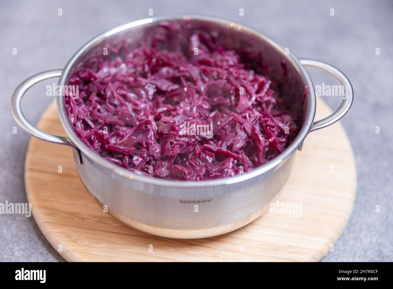 Faire cuire du chou rouge Banque de photographies et d’images à haute ...