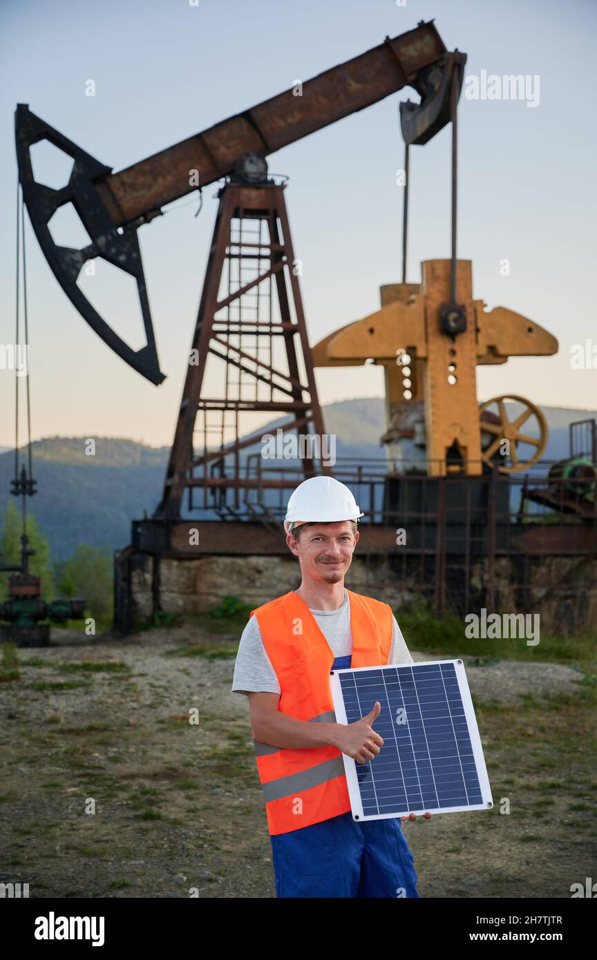 Extraction de pétrole par pompe à tige à l'extérieur.Mécanicien ...