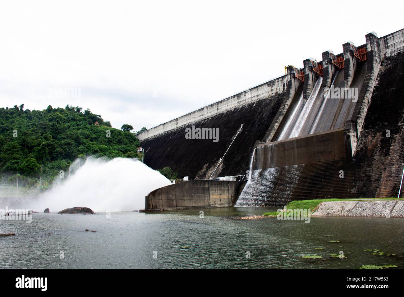 Le barrage en béton Khun Dan Prakan Chon ou le barrage Khlong Tha-Dan ...