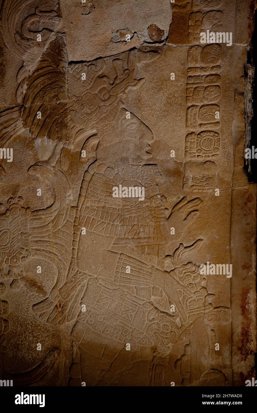 Sculptures et sculptures anciennes de bas maya situées dans le temple ...