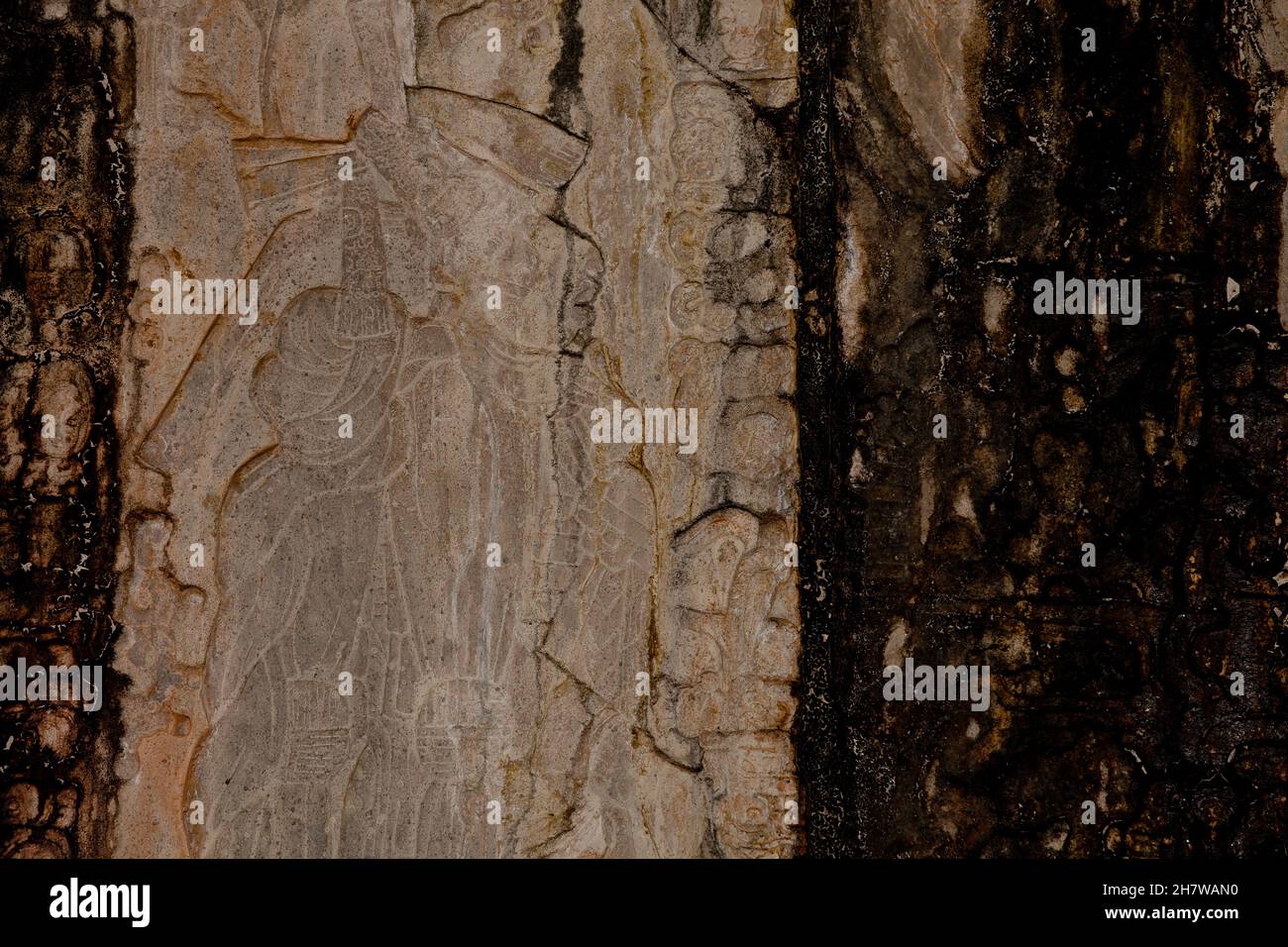 Sculptures et sculptures anciennes de bas maya situées dans le temple ...