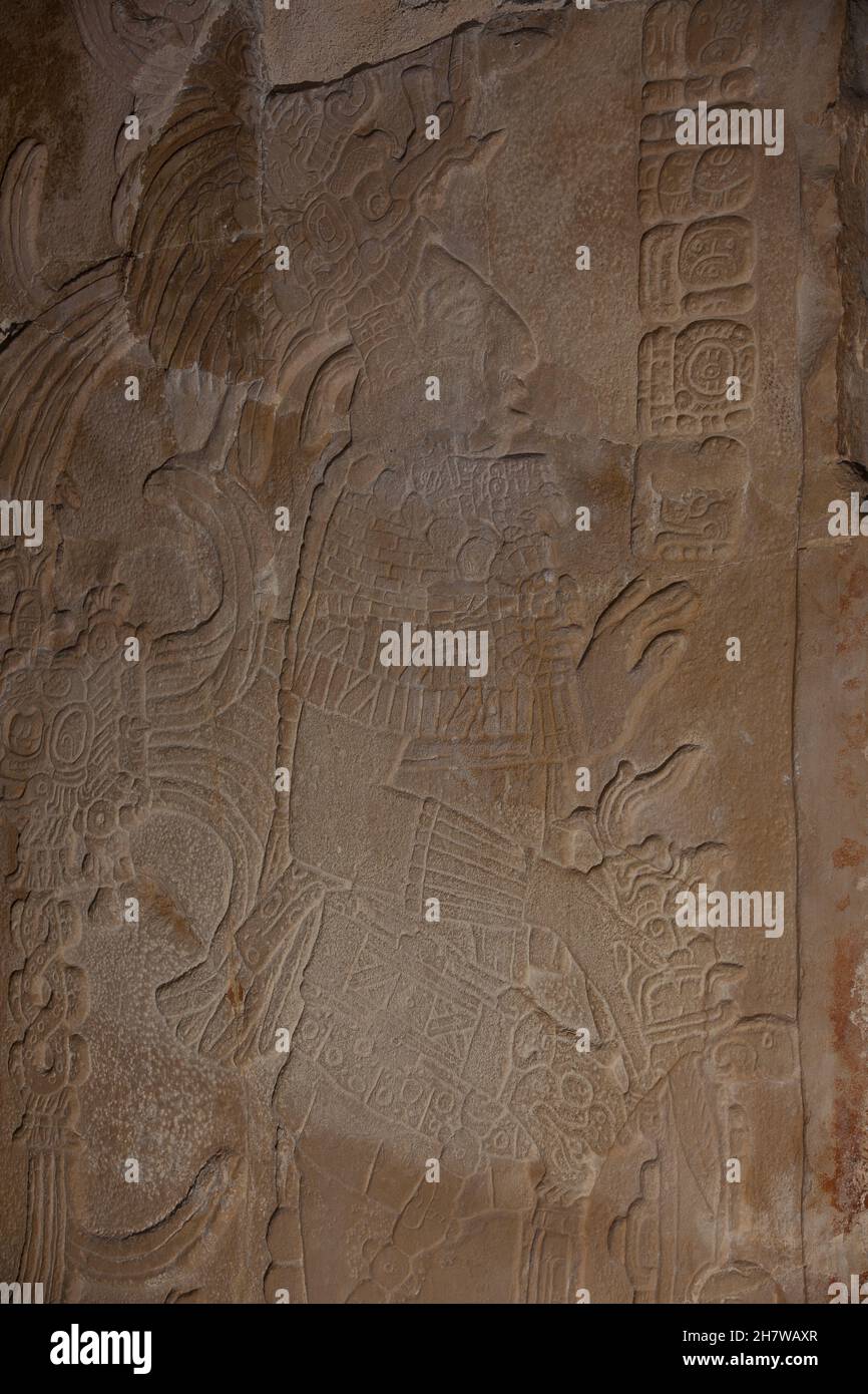 Sculptures et sculptures anciennes de bas maya situées dans le temple ...