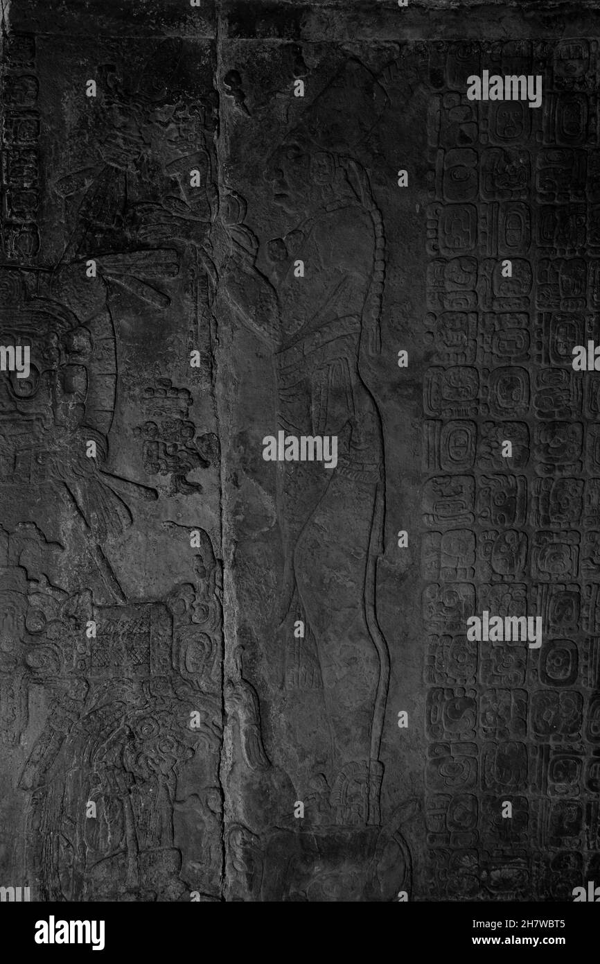 Sculptures et sculptures anciennes de bas maya situées dans le temple ...