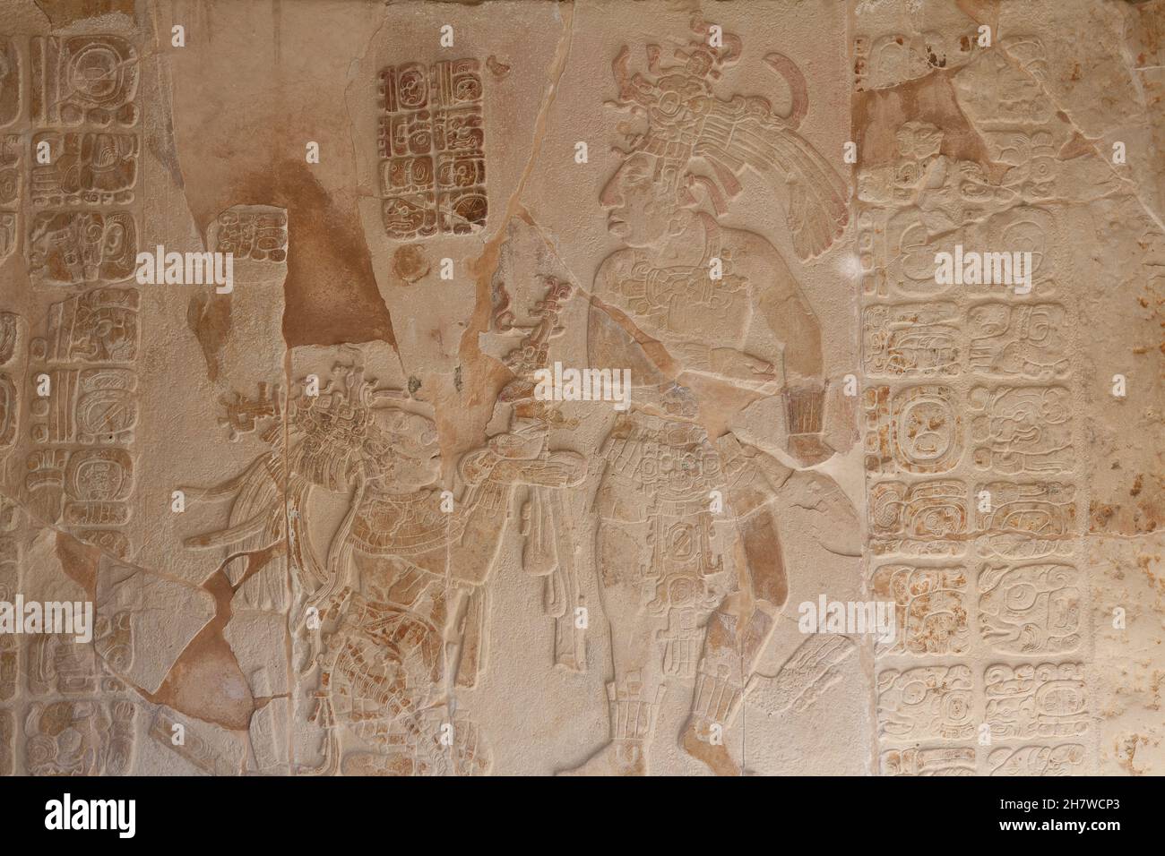 Sculptures et sculptures anciennes de bas maya situées dans le temple ...