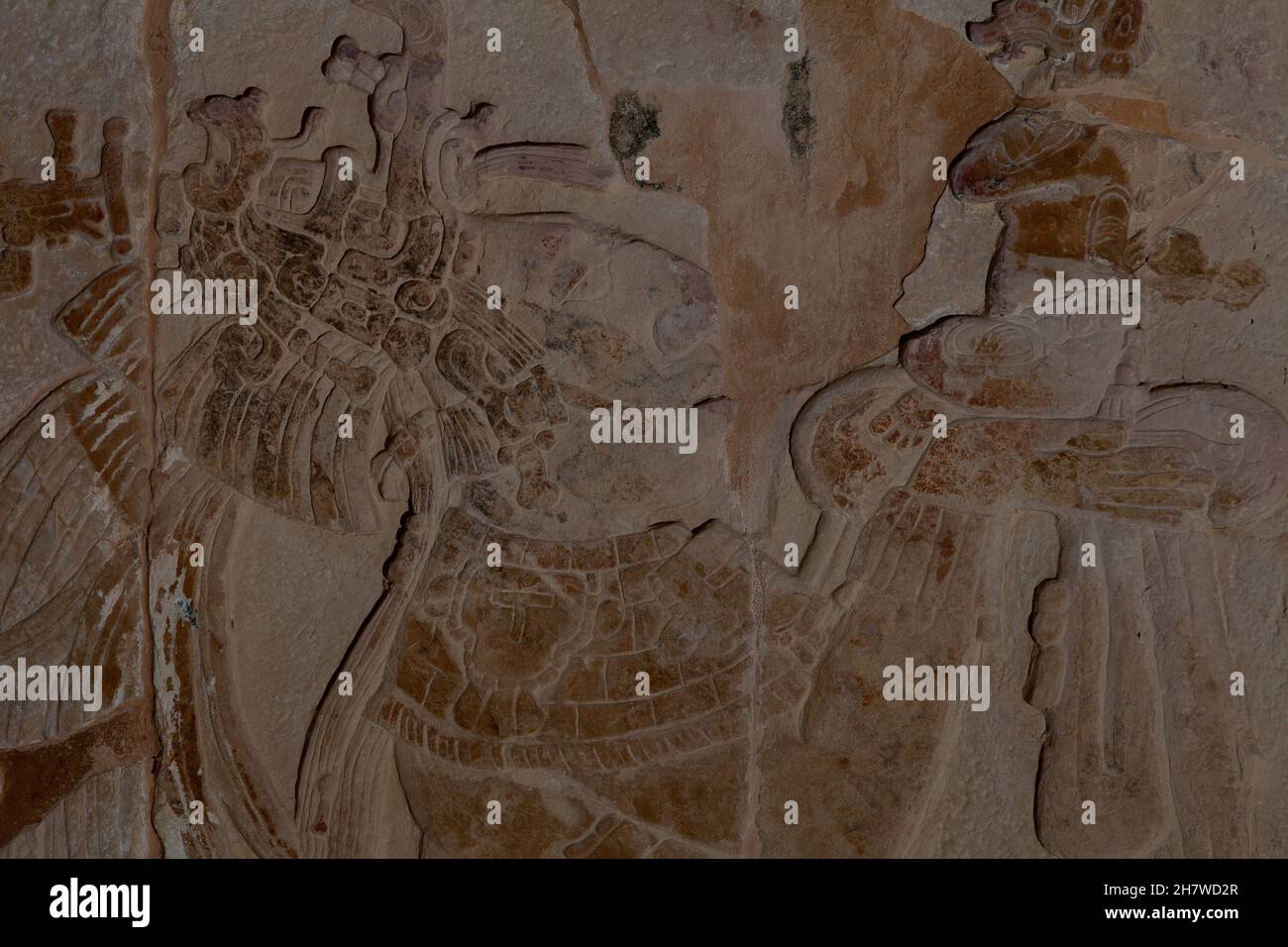 Sculptures et sculptures anciennes de bas maya situées dans le temple ...