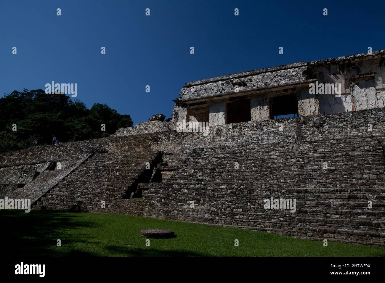 Sculptures et sculptures anciennes du bas maya situées dans le bâtiment ...