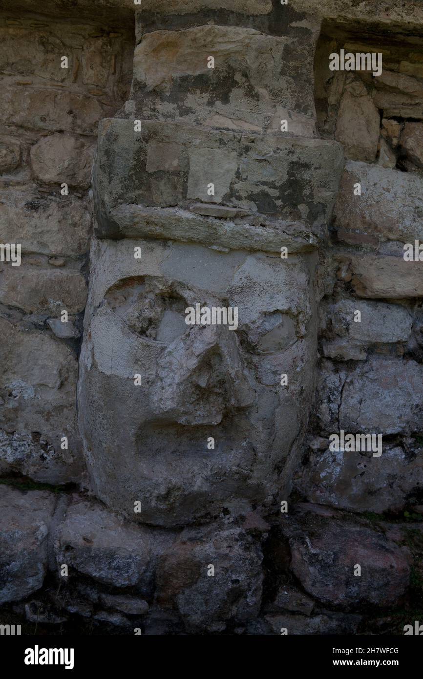 Sculptures et sculptures anciennes de bas maya situées dans le temple ...