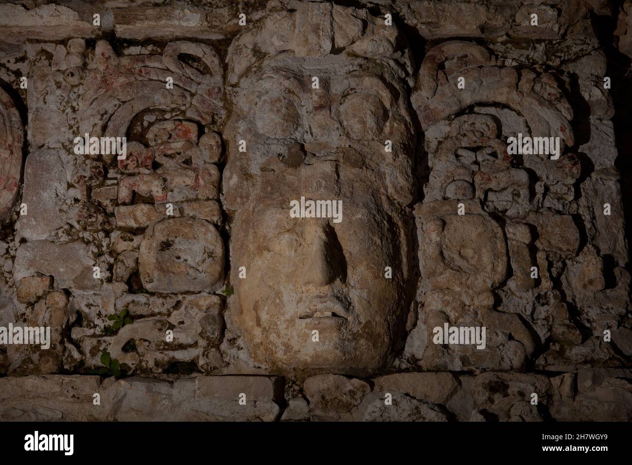 Sculptures et sculptures anciennes du bas maya situées dans le bâtiment ...
