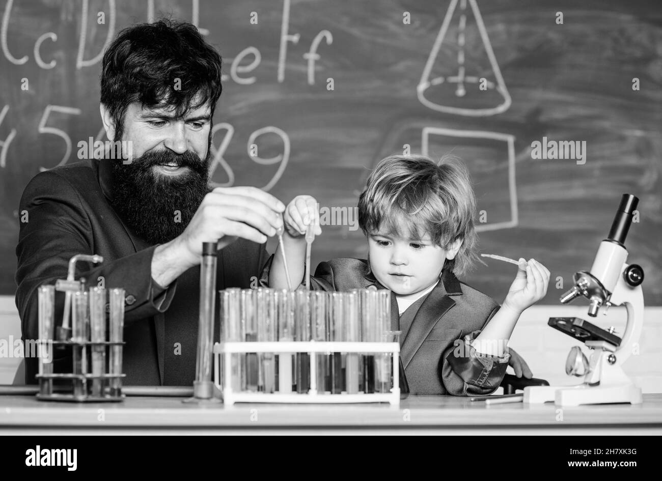 Enfant Genius. Tubes à essai pour enfant enseignant. Atteindre les ...