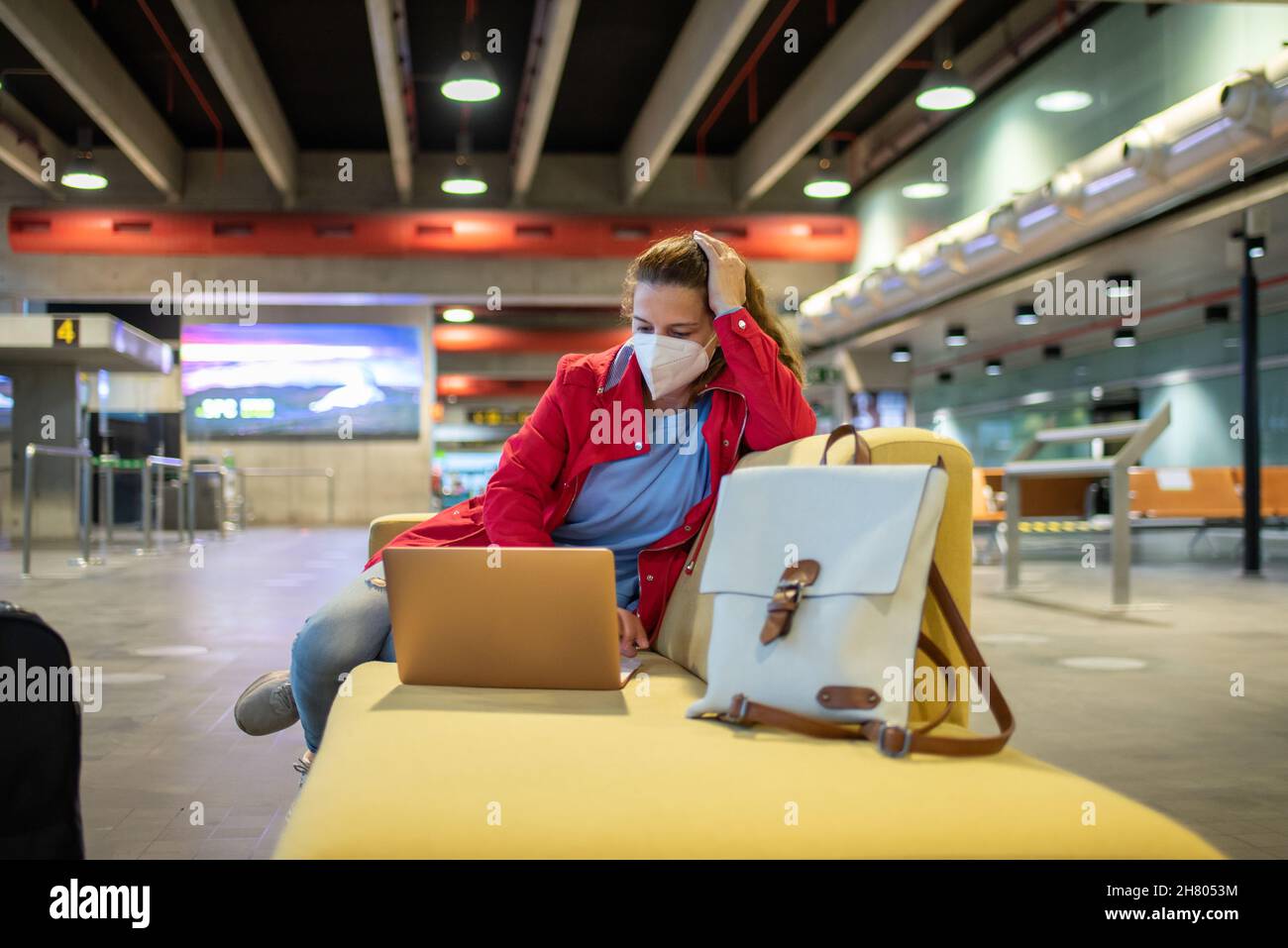 Une femme qui se concentre sur la frappe de masque de protection sur ...