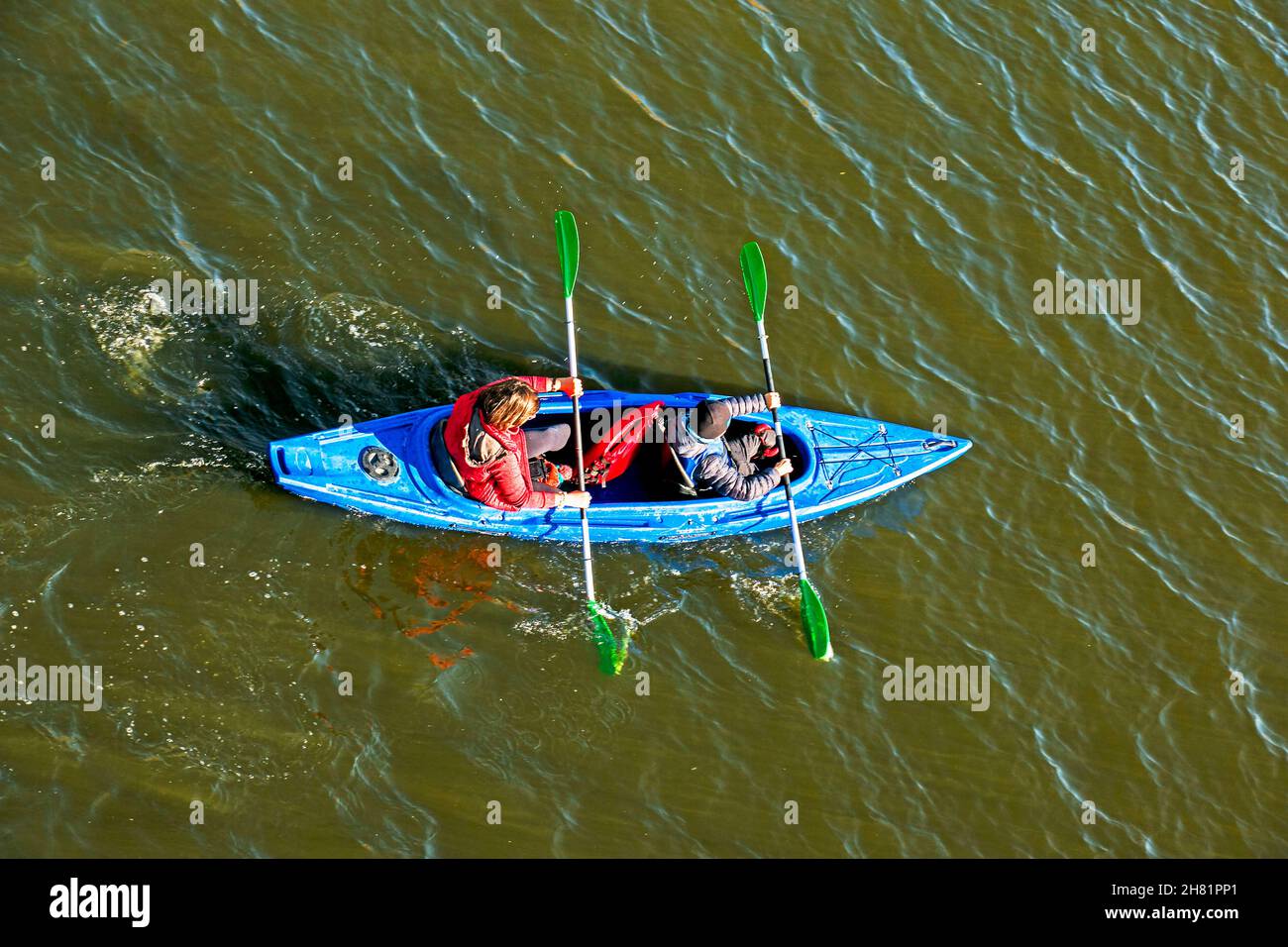 Les jeunes s'entraînent dans la pratique du kayak sur le fleuve Dniepr ...