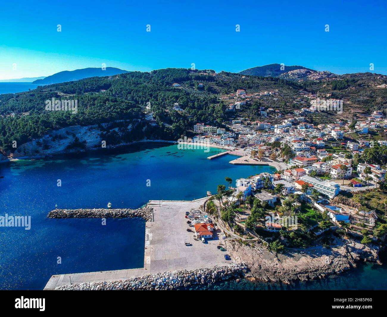 Vue panoramique aérienne sur Patitiri, la capitale de l'île d'Alonnisos ...
