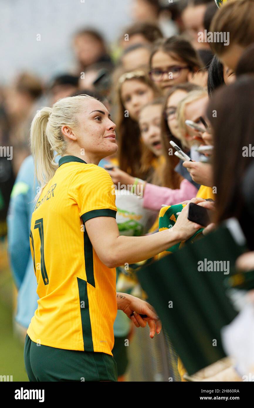 Ellie CARPENTER signe des autographes avec des fans après le match l ...