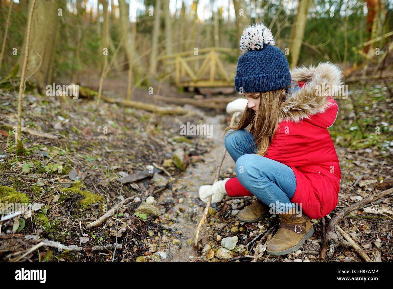 Jolie jeune fille qui s'amuse au bord d'une rivière le jour chaud du ...