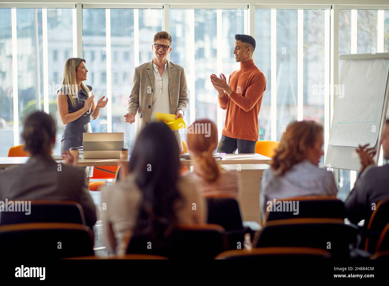 Un groupe de participants est satisfait d'une conférence d'affaires ...