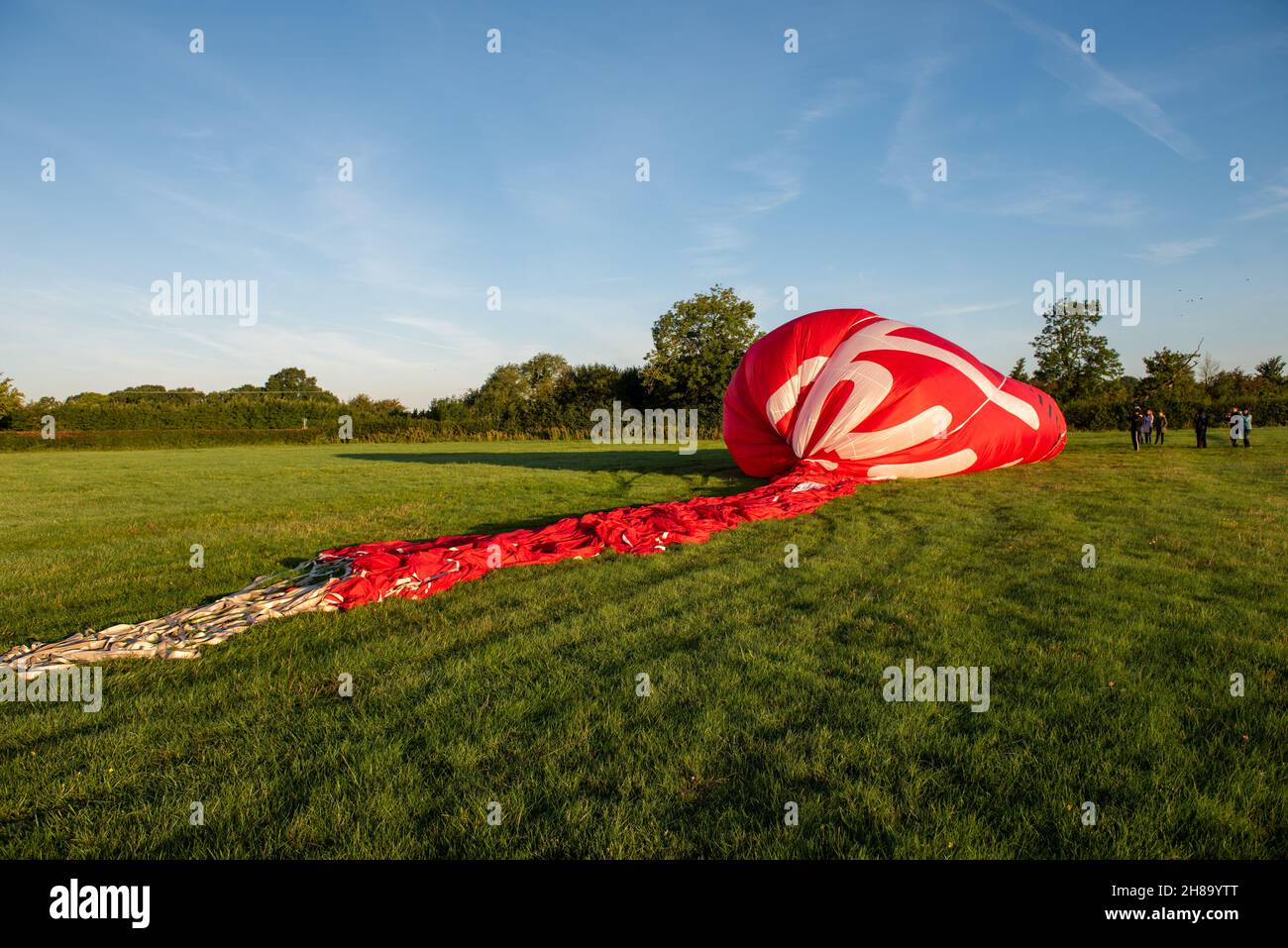 Se préparer à gonfler un ballon d'air chaud tôt le matin Photo Stock ...